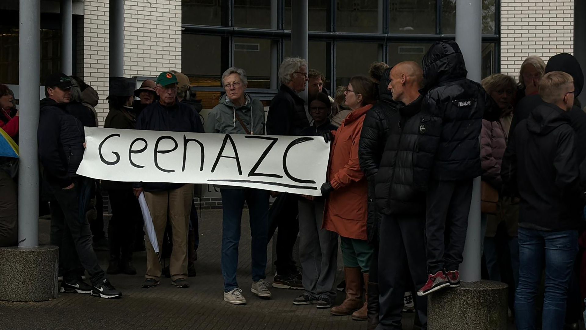 Protest tegen AZC voor raadsvergadering